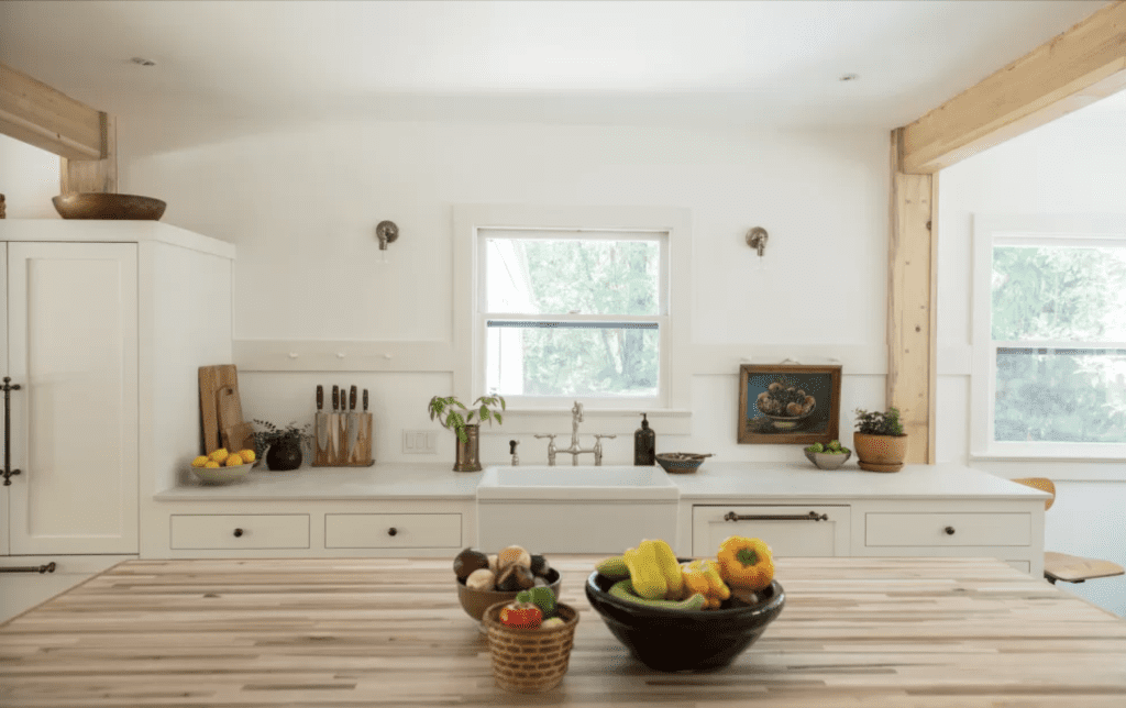 Benjamin Moore Swiss Coffee Paint Color - Amykranecolor.com
